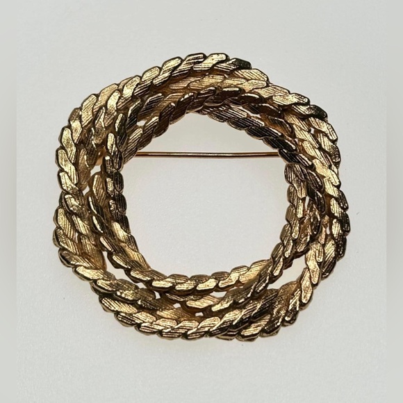 Napier | Jewelry | Vintage Napier Gold Tone Brooch | Poshmark